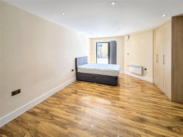 Church Street, Slough, Berkshire, SL1 Studio to rent £1,000 pcm £231 pw