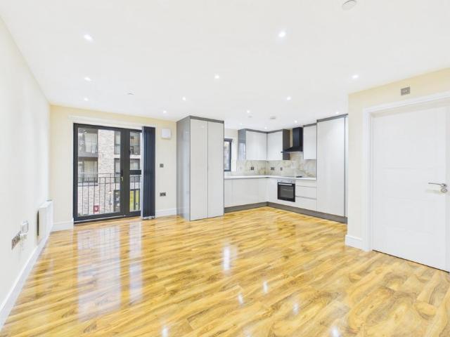 Church Street, Slough, Berkshire, SL1 Studio to rent £1,050 pcm £242 pw