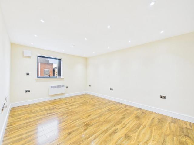 Church Street, Slough, Berkshire, SL1 2 bed apartment to rent £1,600 pcm £369 pw