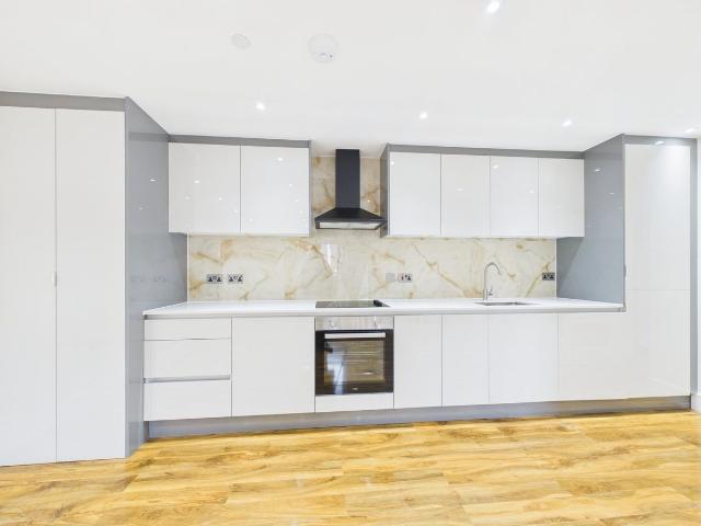 Church Street, Slough, Berkshire SL1, 2 bed flat to rent, £1,550 pcm | PrimeLocation