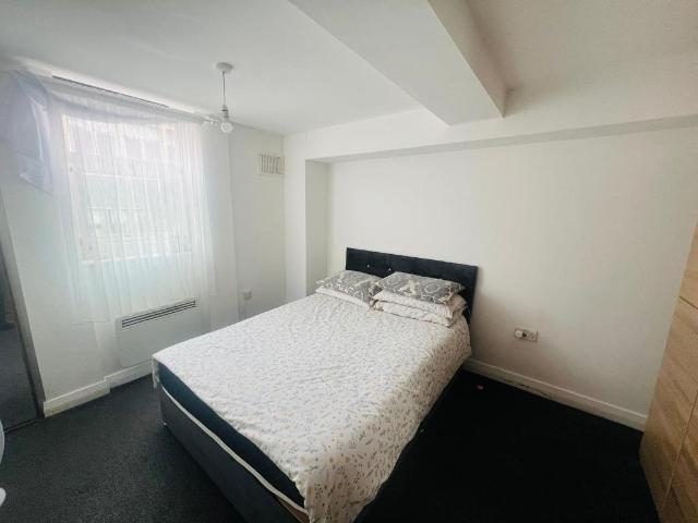 CHurch Street, Slough, SL1 1AE 2 bed flat to rent £1,450 pcm £335 pw