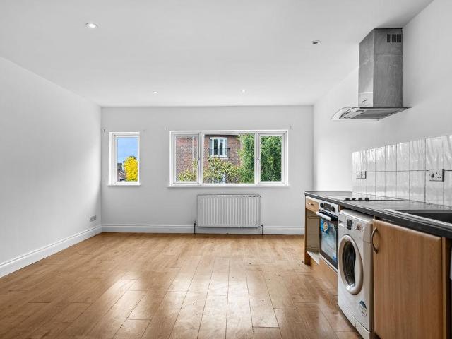 Church Street, Walton on Thames 2 bed apartment to rent £1,450 pcm £335 pw