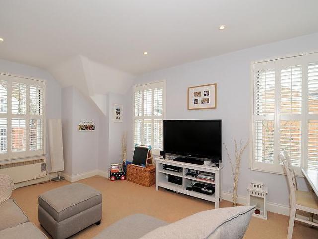Church Street, Weybridge KT13 2 bed flat to rent £1,625 pcm £375 pw