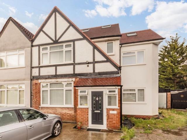 Church Stretton Road, Hounslow TW3 Studio to rent £1,000 pcm £231 pw
