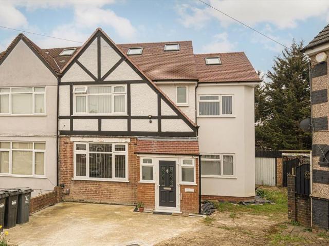 Church Stretton Road, Hounslow TW3 Studio to rent £1,050 pcm £242 pw