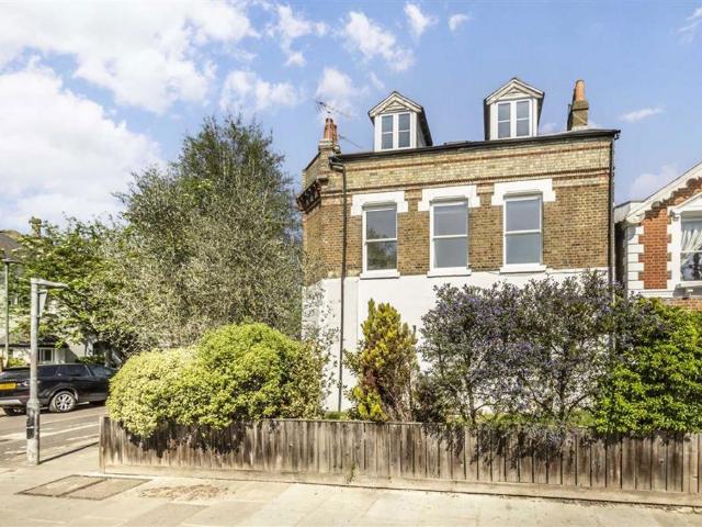 Church Road, Teddington TW11 2 bed flat to rent £2,195 pcm £507 pw