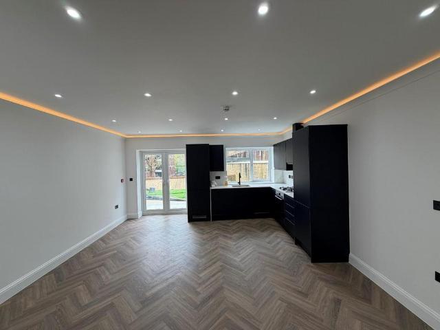 Church Road, Acton 2 bed ground floor flat to rent £2,650 pcm £612 pw