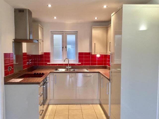 Church Road, Addlestone 1 bed apartment to rent £1,275 pcm £294 pw
