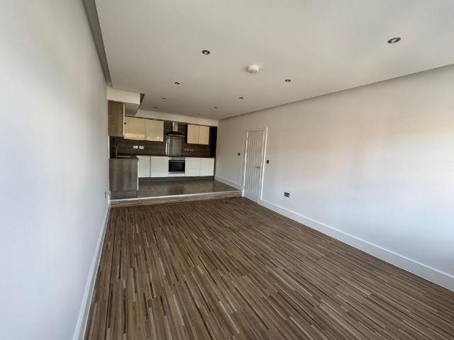 Church Road, Ashford TW15 1 bed flat to rent £1,175 pcm £271 pw