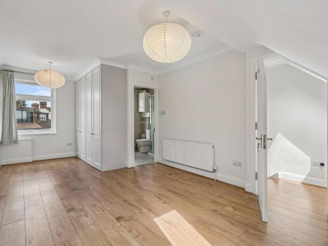 Church Road, Barnes, London, SW13 2 bed apartment to rent £2,500 pcm £577 pw
