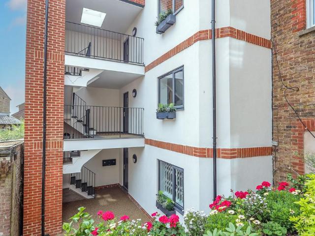 Church Road, Burgess Hill, RH15 2 bed apartment to rent £1,595 pcm £368 pw