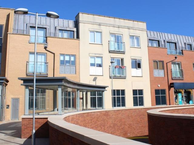 Church Road, Egham, Surrey, TW20 2 bed flat to rent £1,800 pcm £415 pw