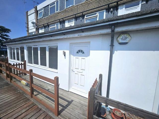 Church Road, Greater London TW15 2 bed apartment to rent £1,800 pcm £415 pw