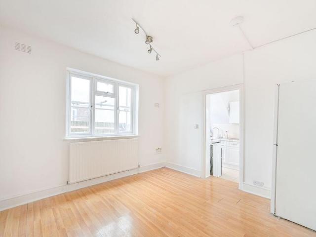 Church Road, Harlesden, London, NW10 3 bed flat to rent £2,500 pcm £577 pw