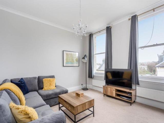 Church Road, Hove 1 bed flat to rent £1,700 pcm £392 pw