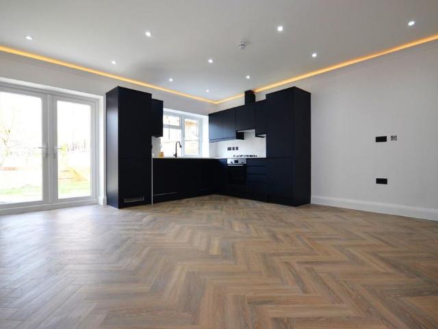 Church Road, London 2 bed flat to rent £2,650 pcm £612 pw