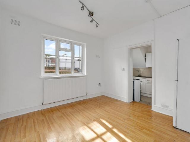 Church Road, London NW10 3 bed flat to rent £2,500 pcm £577 pw