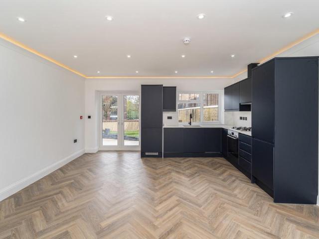 Church Road, London, W3 2 bed flat to rent £2,650 pcm £612 pw