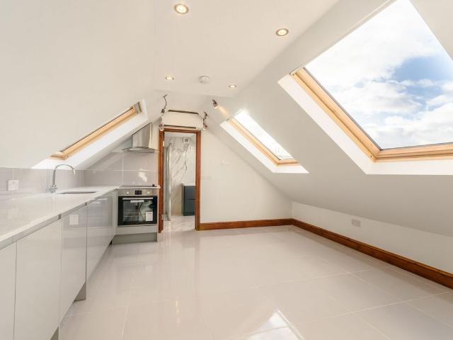 Church Road, New Malden, Worcester Park KT4, 1 bed flat to rent, £1,300 pcm | PrimeLocation