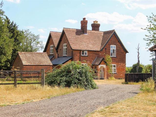 Church Road, Newmarket CB8 5 bed detached house to rent £3,500 pcm £808 pw