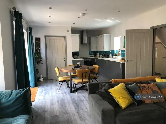 Church Road, Norwich, NR14 2 bed detached house to rent £1,850 pcm £427 pw
