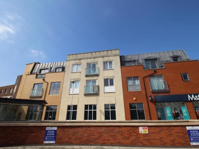 Church Road, Surrey TW20 2 bed flat to rent £1,775 pcm £410 pw