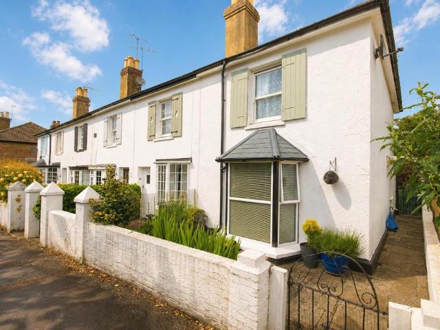 CHURCH WALK, LEATHERHEAD, KT22 2 bed cottage to rent £1,900 pcm £438 pw