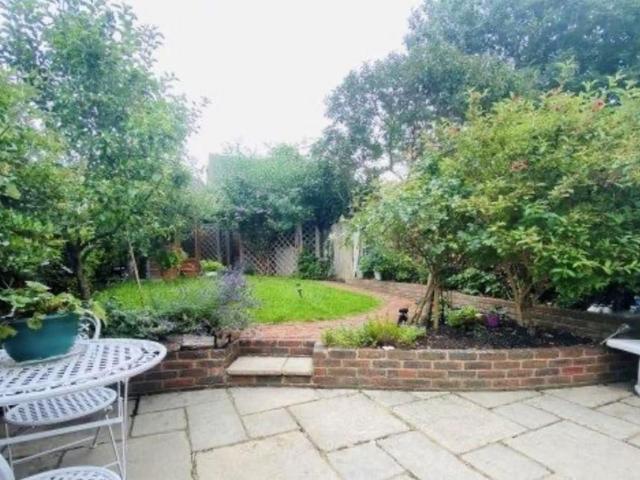 Church Walk Leatherhead KT22 2 bed townhouse to rent £1,895 pcm £437 pw