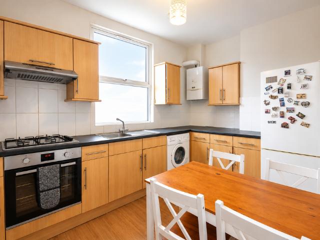Churchfield Road, Acton Central W3 6AX 4 bed flat to rent £3,950 pcm £912 pw