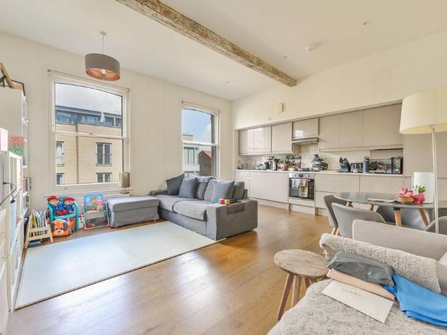 Churchfield Road, W3, Poet's Corner. 2 bed flat to rent £2,300 pcm £531 pw