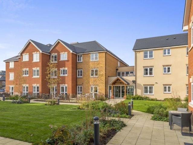 Churchfield Road, Walton On Thames 2 bed retirement property to rent £4,150 pcm £958 pw
