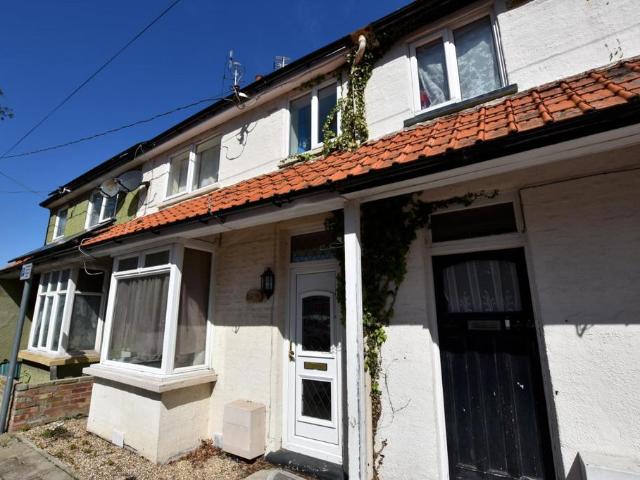 Churchfield Road, Walton on the Naze. 3 bed house to rent £1,125 pcm £260 pw