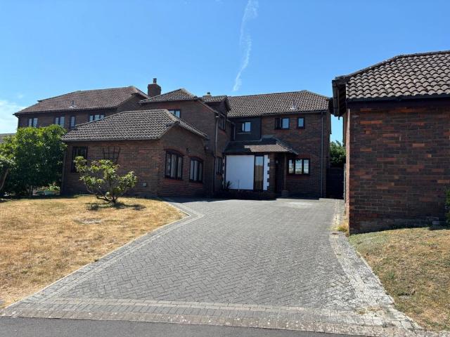 Churchfields, Fawley, Southampton. 5 bed detached house to rent £2,300 pcm £531 pw