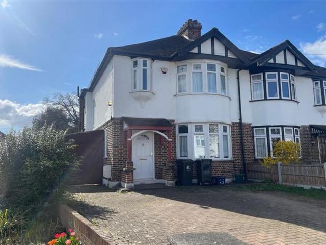 Churchfields, Loughton, IG10 3 bed semi detached house to rent £2,395 pcm £553 pw