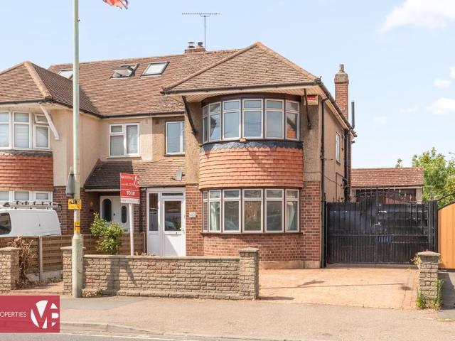 Churchgate Road, Waltham Cross EN8 3 bed house to rent £2,350 pcm £542 pw