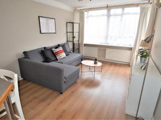 Churchill Gardens, London SW1V 1 bed flat to rent £1,850 pcm £427 pw
