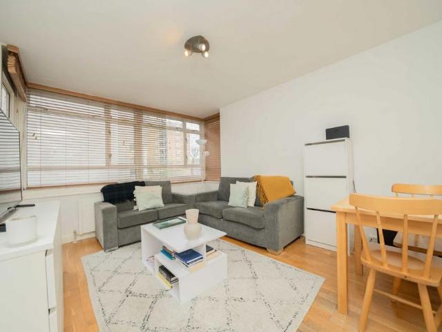 Churchill Gardens, London SW1V 1 bed flat to rent £1,850 pcm £427 pw