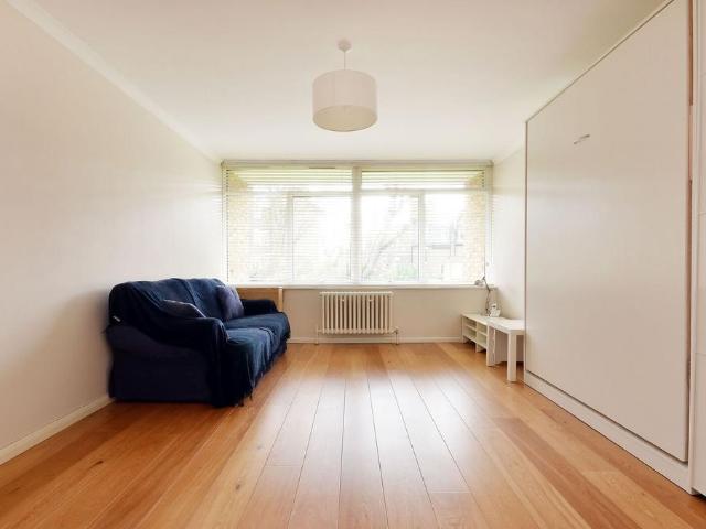 Churchill Gardens, Pimlico, London, SW1V Studio to rent £1,520 pcm £351 pw