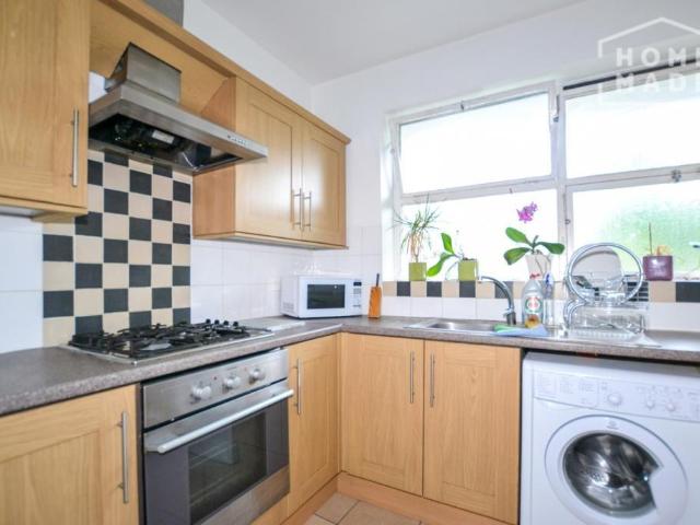Churchill Gardens Road, London SW1V 3 bed flat to rent £3,499 pcm £807 pw