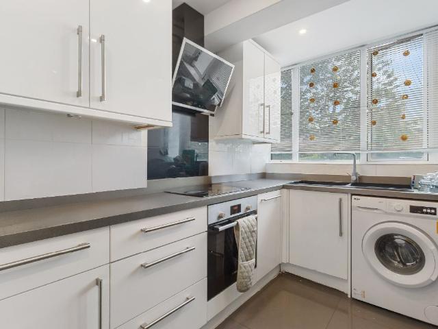 Churchill Gardens SW1V, 3 bed flat to rent, £3,199 pcm | PrimeLocation