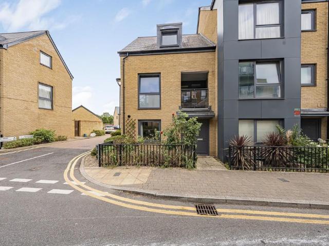 Churchill Road, Uxbridge UB10 3 bed end of terrace house to rent £2,550 pcm £588 pw