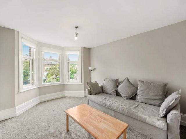 Churchill Road, Willesden 3 bed flat to rent £2,201 pcm £508 pw