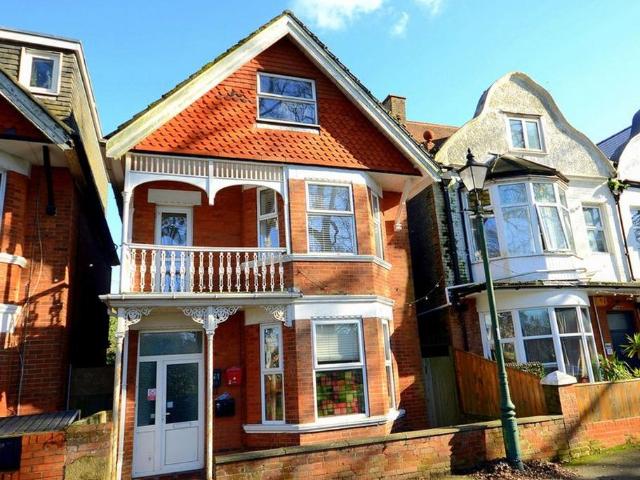 Churchill Road, Bournemouth BH1 2 bed flat to rent £1,050 pcm £242 pw