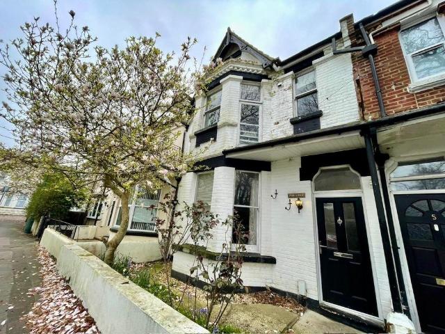 Churchill Road, Bournemouth, BH1 6 bed house to rent £2,400 pcm £554 pw