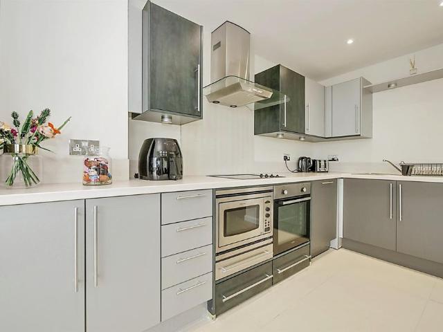 Churchill Way, Cardiff 2 bed apartment to rent £2,000 pcm £462 pw