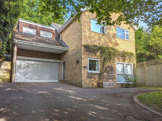 Cinder Path, Woking GU22 5 bed detached house to rent £3,500 pcm £808 pw