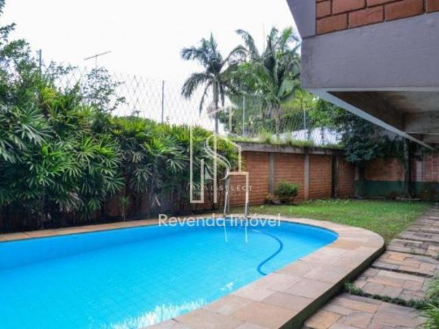 Cidade Jardim Casa de 680m², com 5 dormitórios 4 Suítes, 4 banheiros e 4 vagas