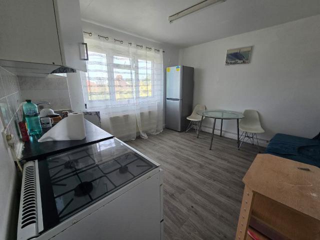 Cippenham Lane, Slough, 5 SL1, 2 bed flat to rent, £1,600 pcm | PrimeLocation