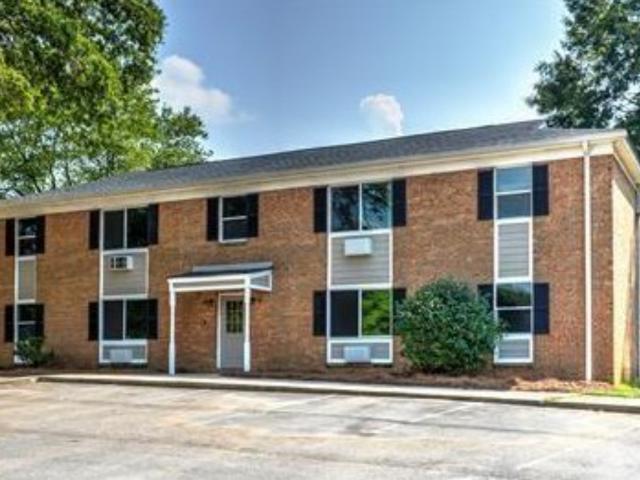 Circle Oaks Apartments: Modernized Townhome Living in a Quiet Gastonia Community 1 Bedroom Apartment for Rent at 1018 Sims Cir, Gastonia, NC 28052