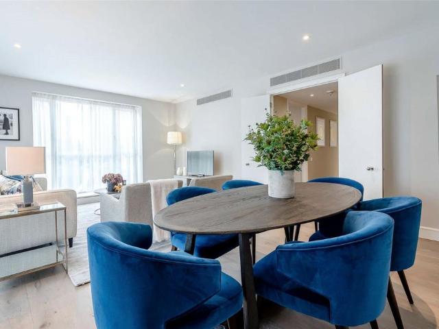 Circus Apartments, Canary Riverside. 1 bed flat to rent £2,900 pcm £669 pw